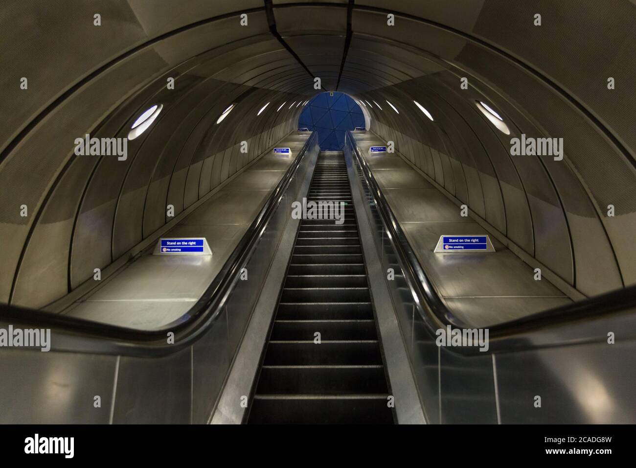 Lower concorse, Southwark underground tube station, designed by Sir ...