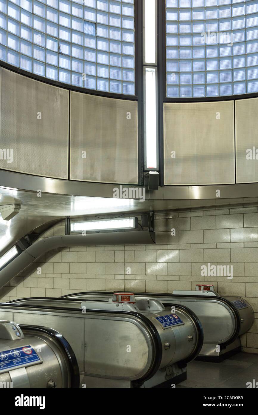 Upper concourse, Southwark underground tube station, designed by Sir ...