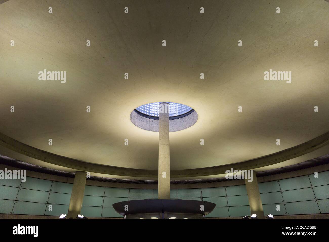 Upper concourse, Southwark underground tube station, designed by Sir ...