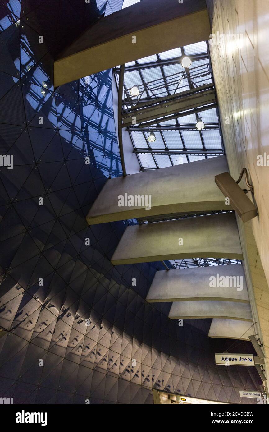 Upper concourse, Southwark underground tube station, designed by Sir ...