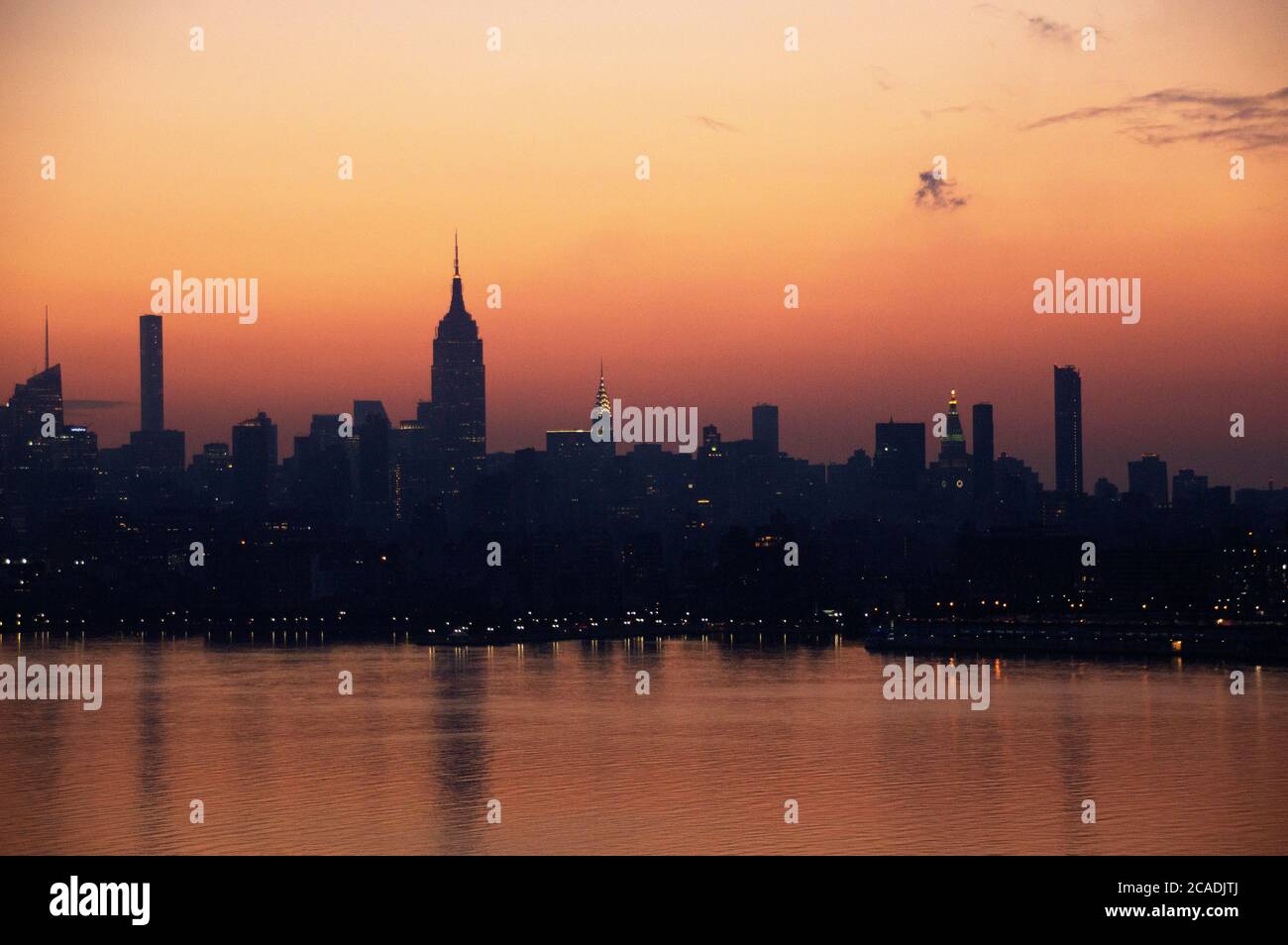 Sunrise over new york city skyline hi-res stock photography and images ...
