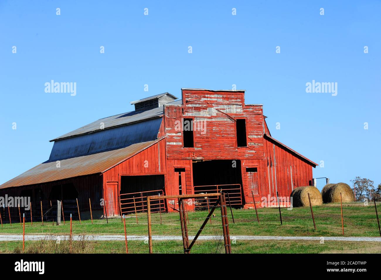 Tall barn tin roof hi-res stock photography and images - Alamy