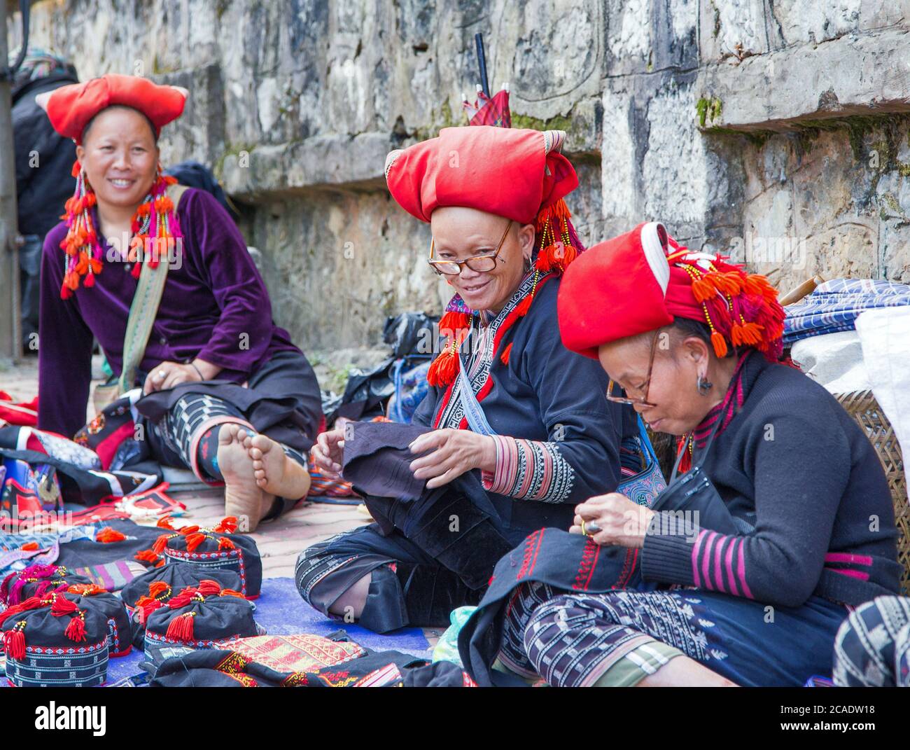 Red dao tribal clothing hi-res stock photography and images - Alamy