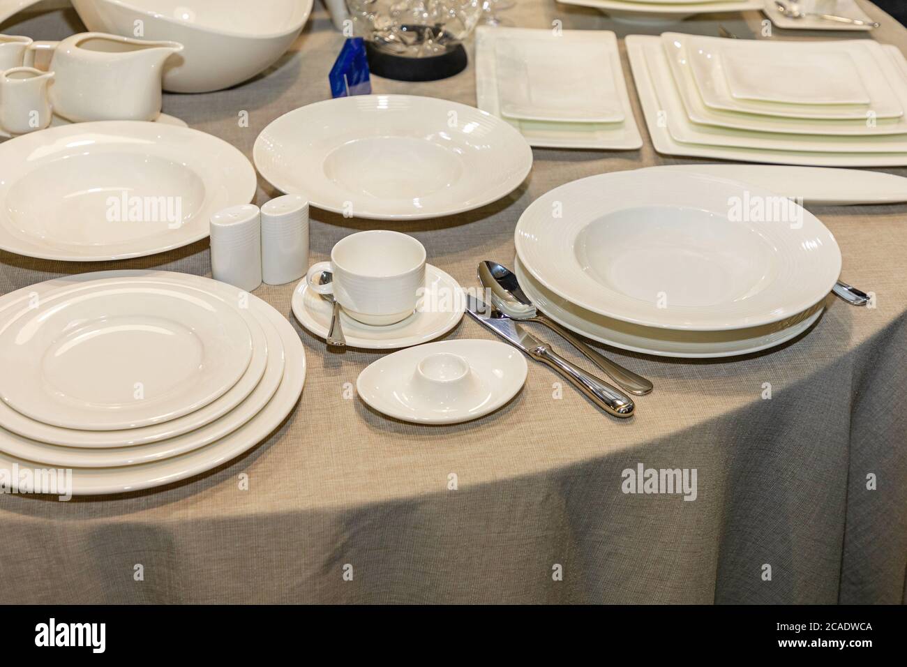 White ceramic plates hi-res stock photography and images - Alamy