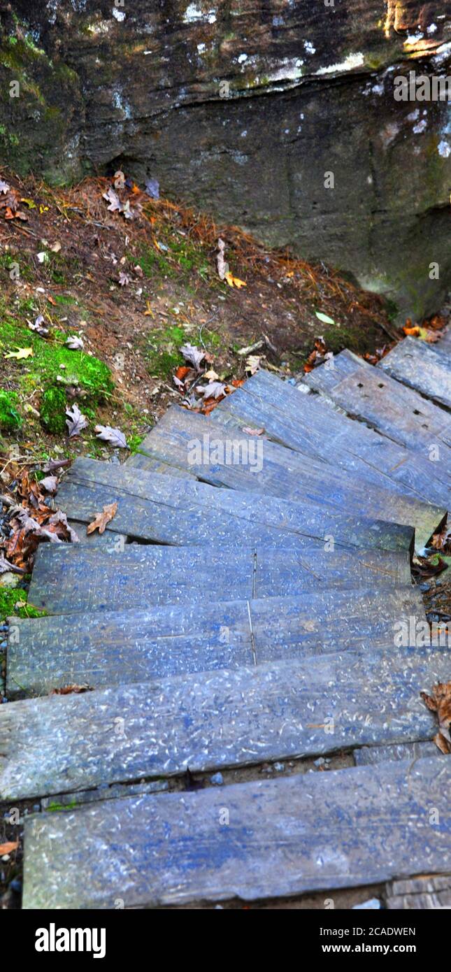 Stone steps descending bridge hi-res stock photography and images - Alamy