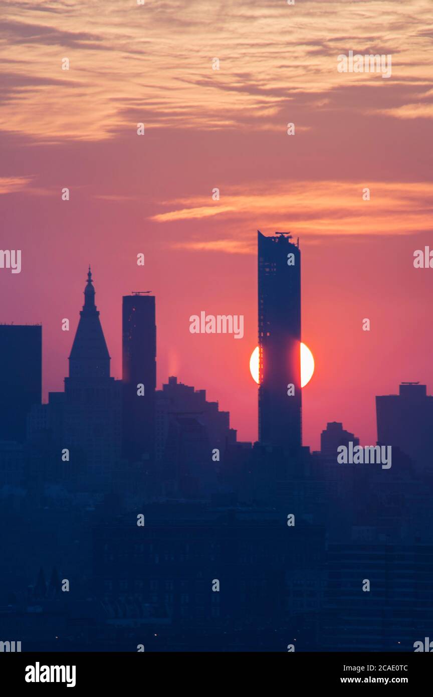 Golden hour light in new york city hi-res stock photography and images ...