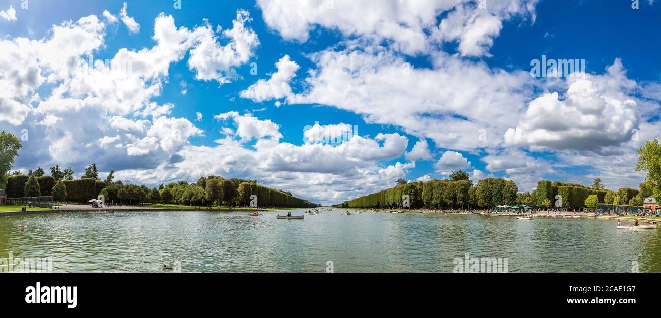 Lake in The Gardens of Versailles in a beautiful summer day in Paris ...