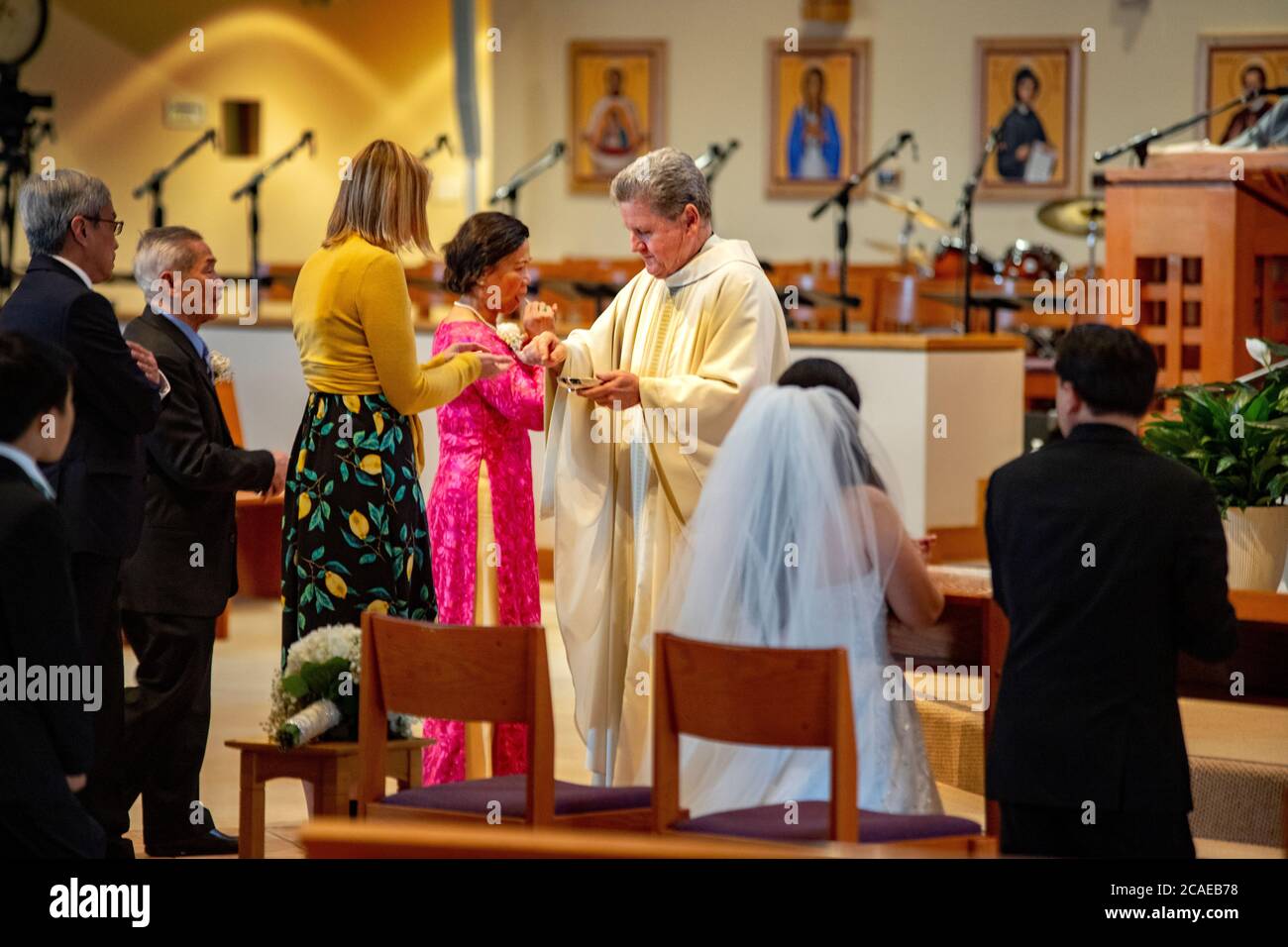 Guests church wedding ceremony hi-res stock photography and images - Alamy