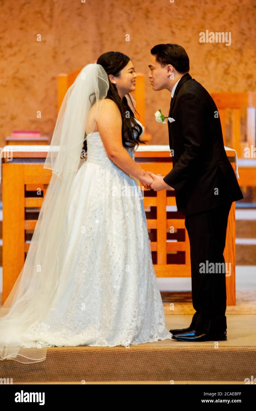 Catholic wedding altar hi-res stock photography and images - Alamy