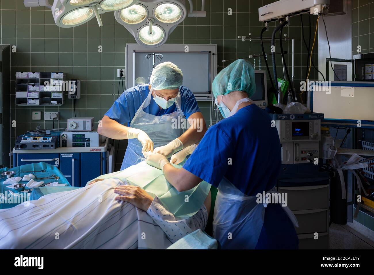 two young doctors perform an operation in an operating theatre Stock ...