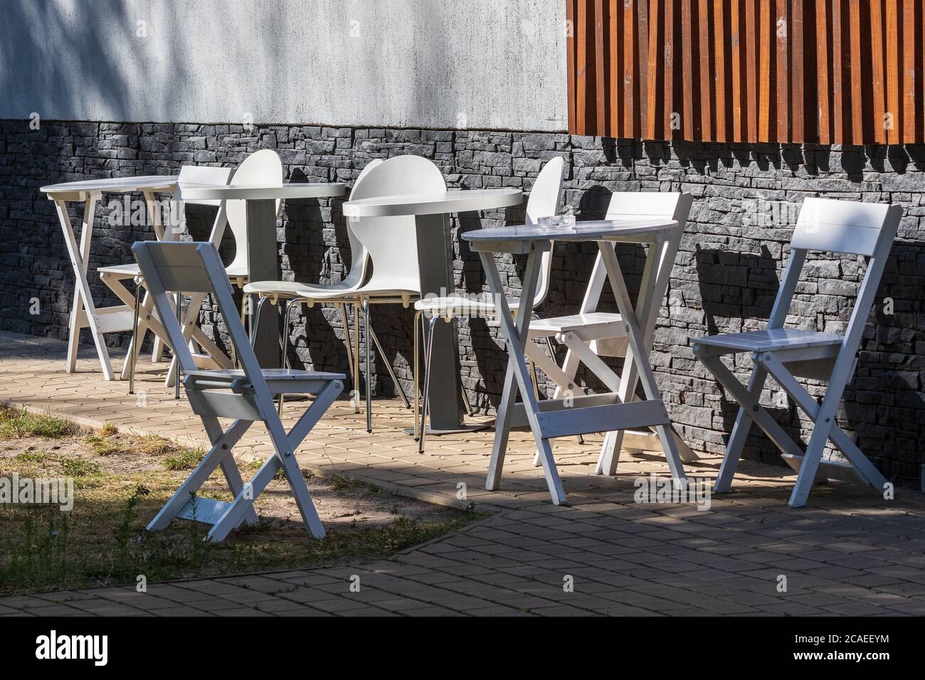 Coffee shop exterior chairs hi-res stock photography and images - Alamy