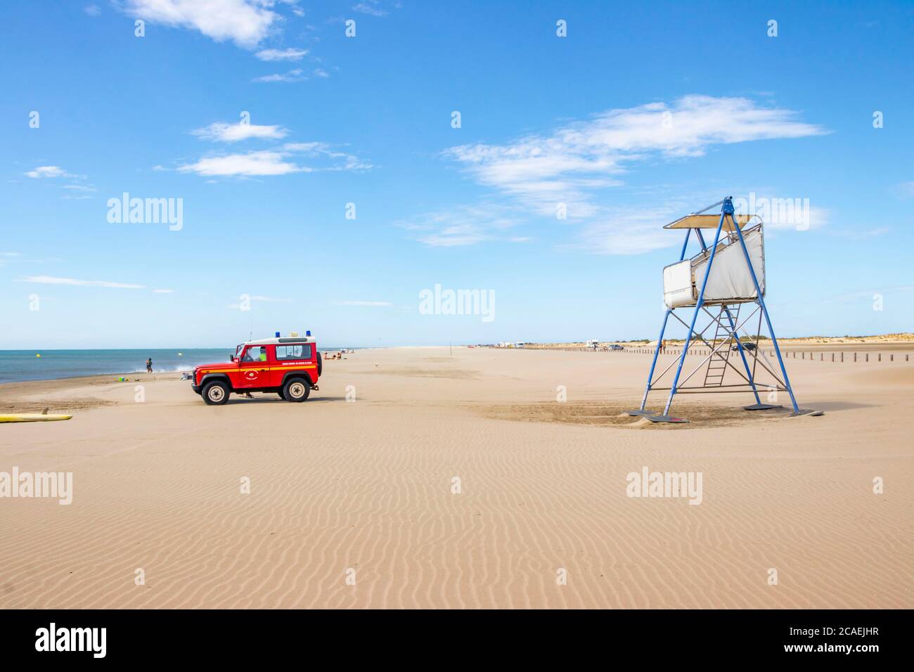 red life guard Land Rover defender on patrol on the beach (Plage ...