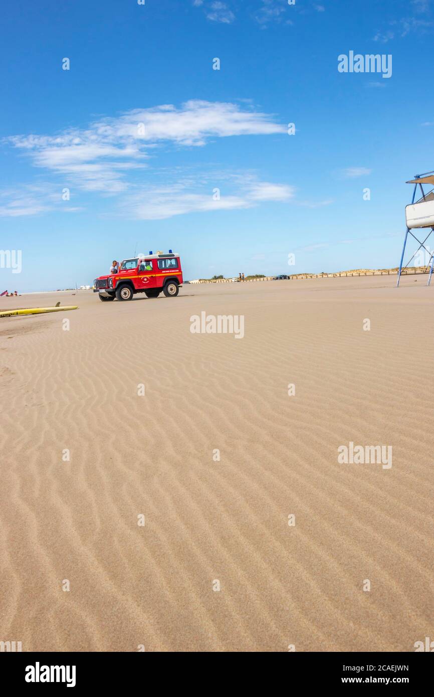 red life guard Land Rover defender on patrol on the beach (Plage ...