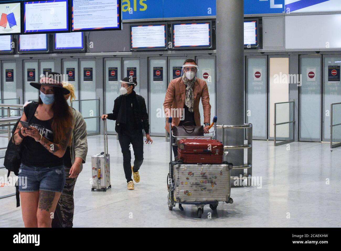 Arrivals gate hi-res stock photography and images - Alamy