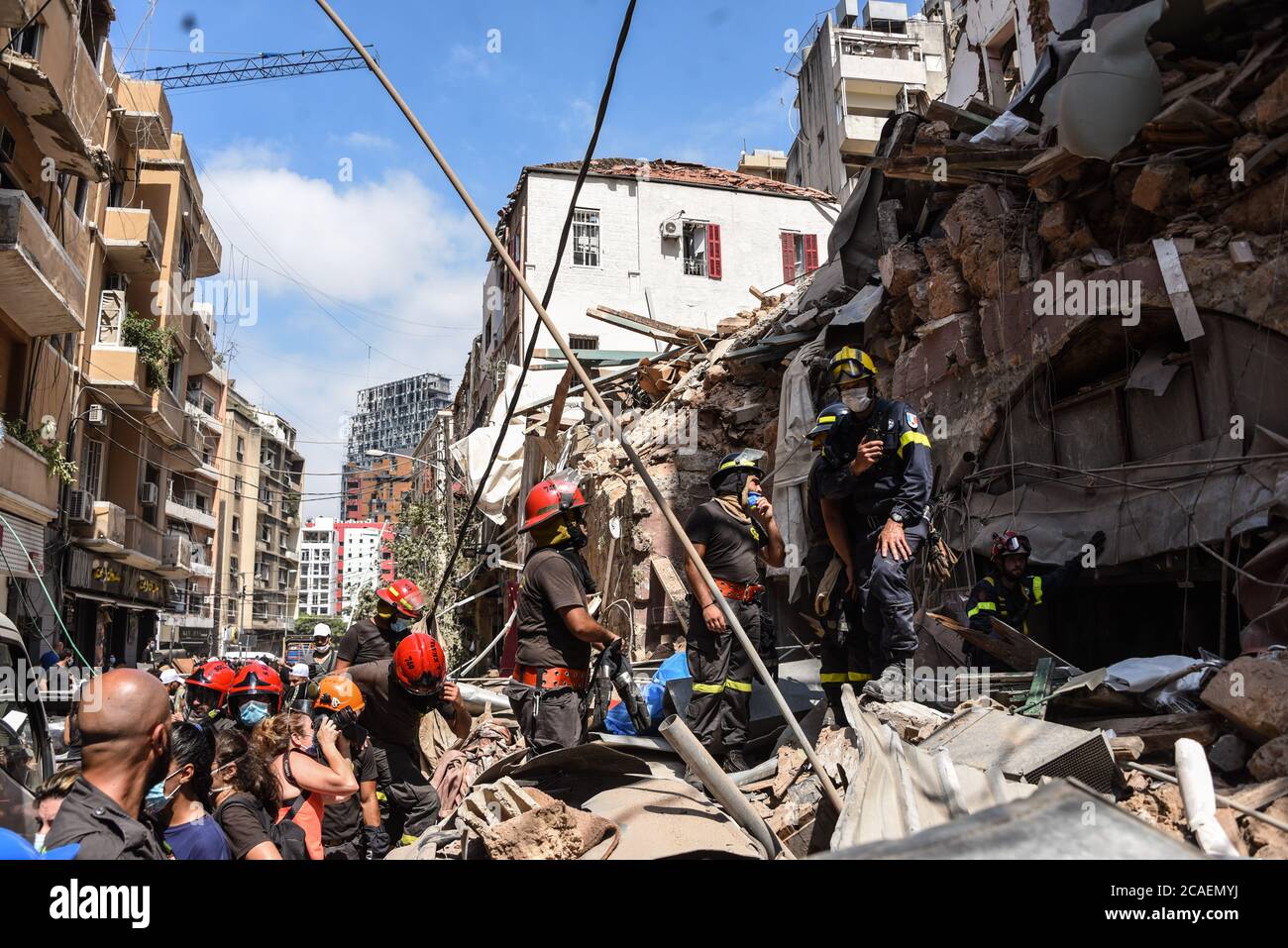 Beirut, Lebanon. 6th Aug, 2020. Lebanese firefighters join the hunt for ...