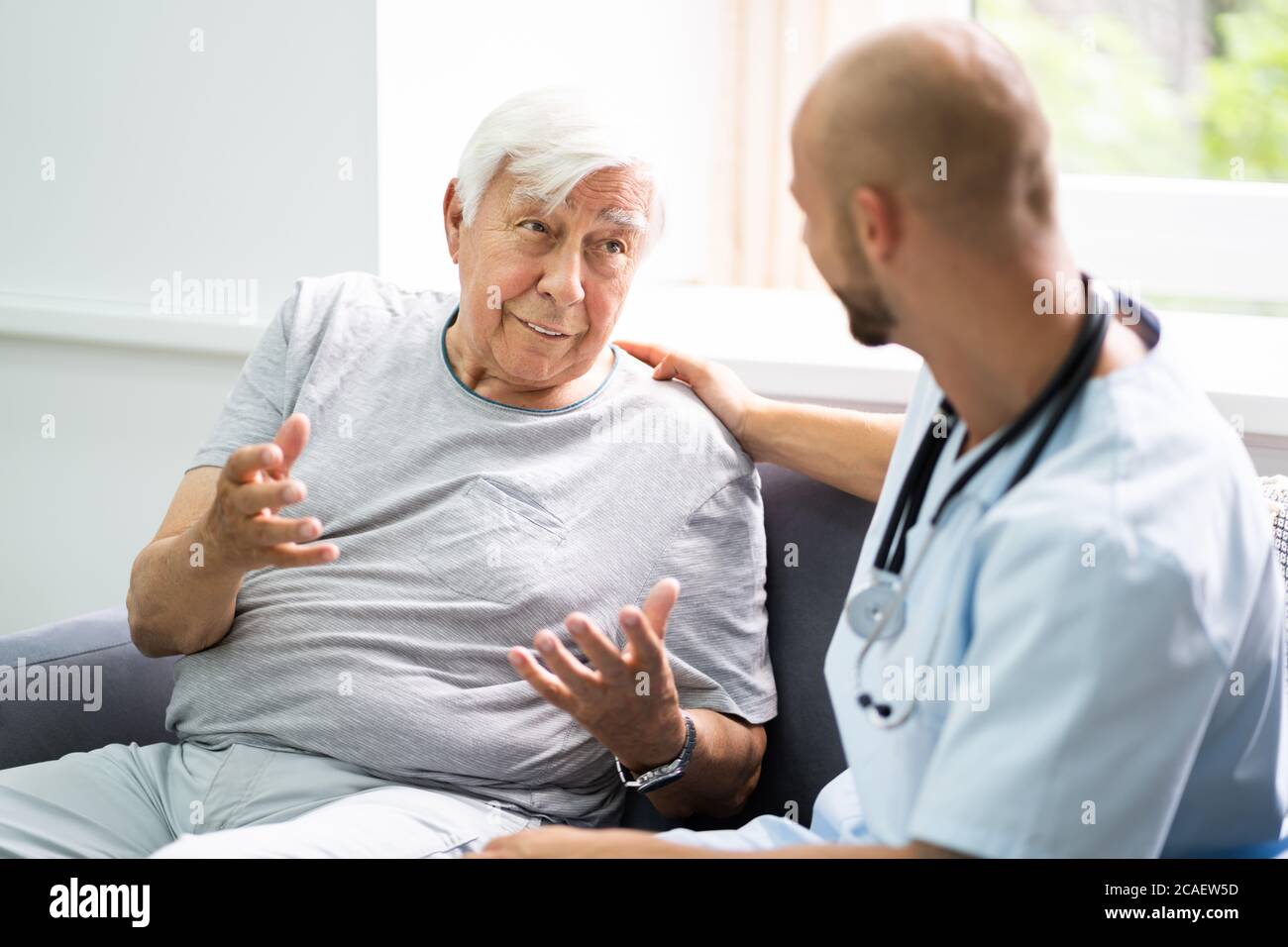 Nurse with old man hi-res stock photography and images - Alamy