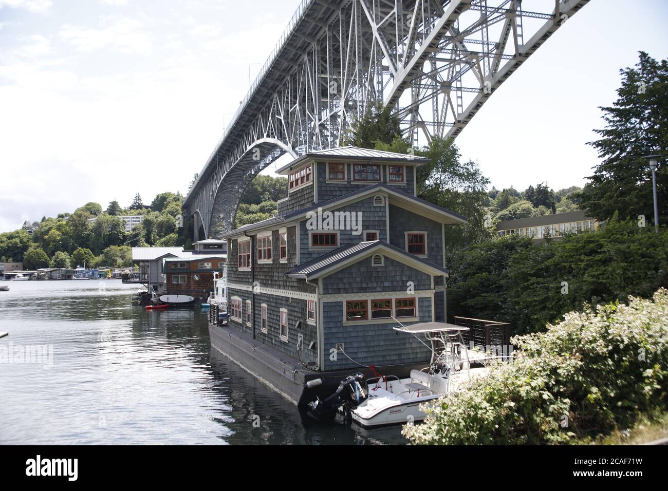 Houseboat under Seattle's Aurora Bridge Stock Photo - Alamy