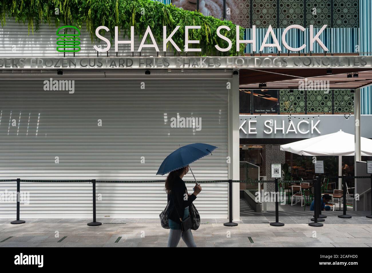 05.08.2020, Singapore, Republic of Singapore, Asia - Woman with face ...