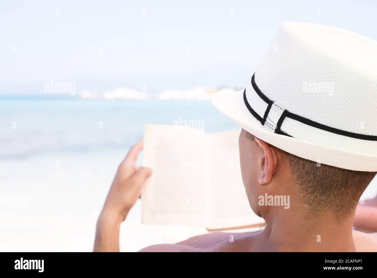 Black reading beach hi-res stock photography and images - Alamy