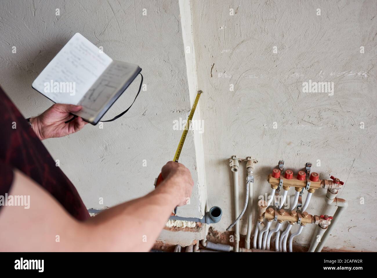 Using measuring tape hi-res stock photography and images - Alamy