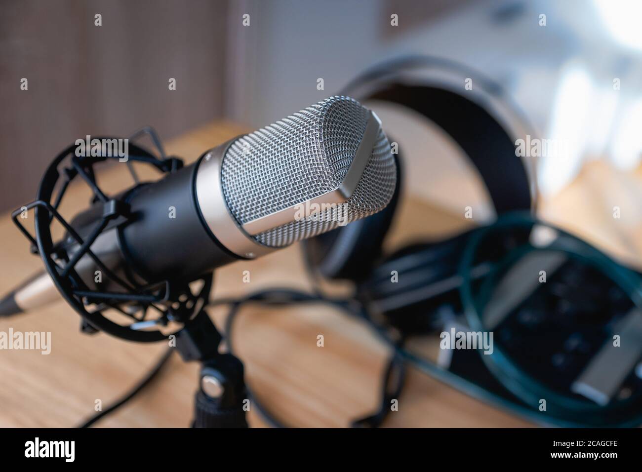 Vocal artist hi-res stock photography and images - Alamy