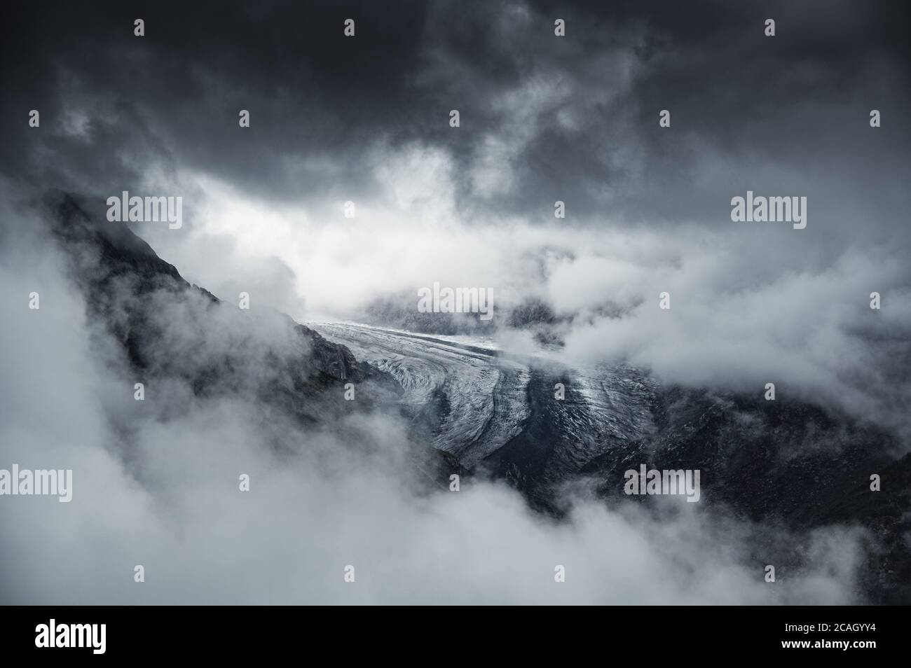 Dark scenery hi-res stock photography and images - Alamy