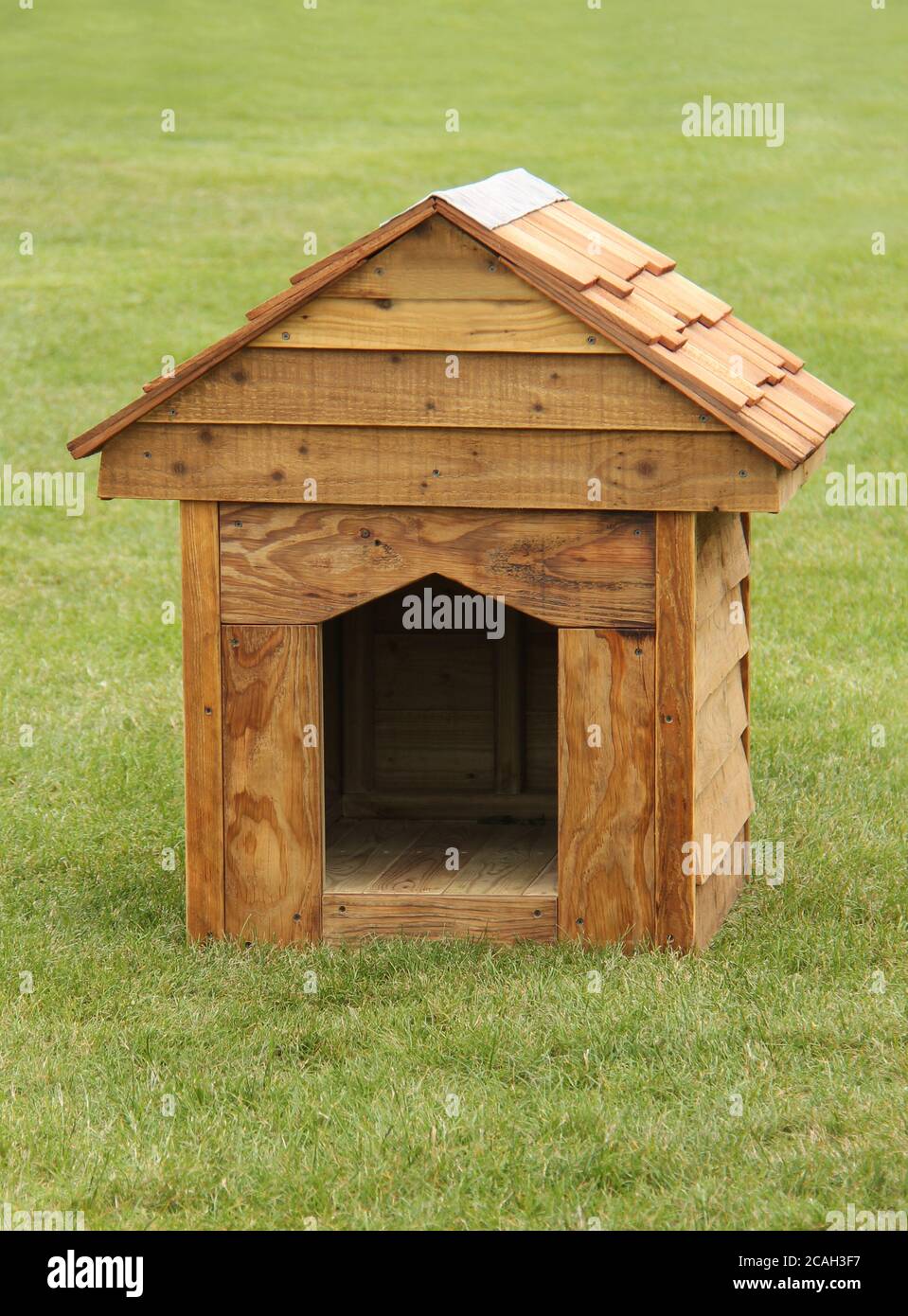 A Traditional Overlap Outdoor Wooden Dog Kennel Stock Photo - Alamy