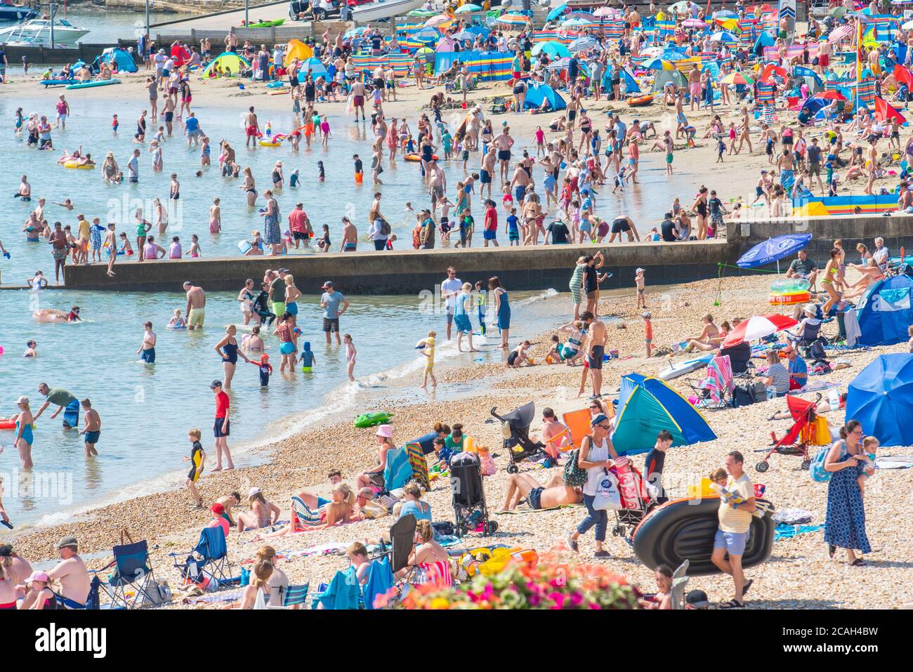 Lyme Regis, Dorset, UK. 7th Aug, 2020. UK Weather: Crowds of ...