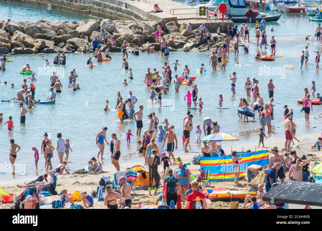 Lyme Regis, Dorset, UK. 7th Aug, 2020. UK Weather: Crowds of ...