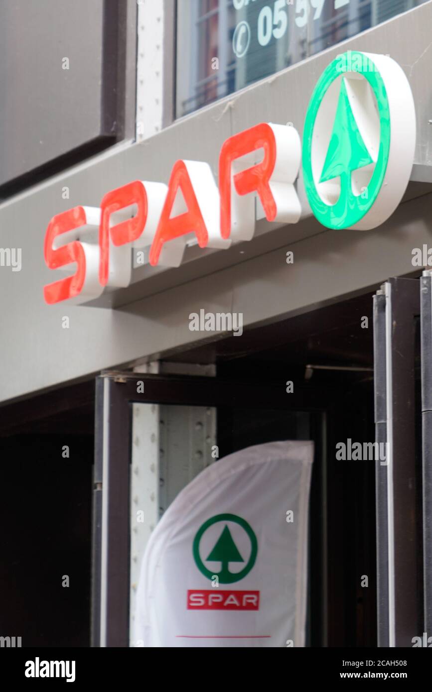 Spar sign hi-res stock photography and images - Alamy
