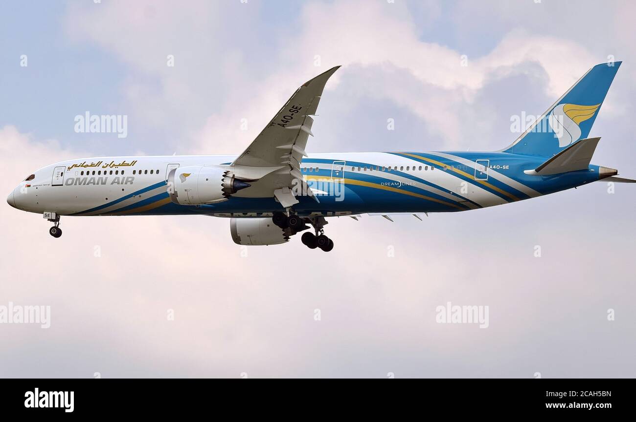 Civilian airline pilot hi-res stock photography and images - Alamy
