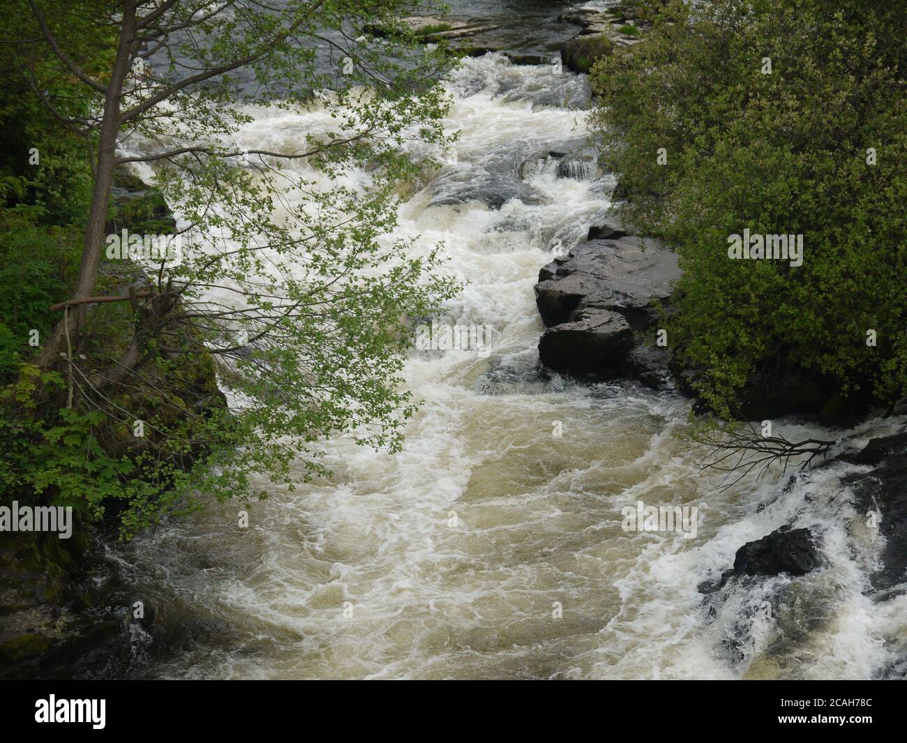 Water rushing over river rocks hi-res stock photography and images - Alamy