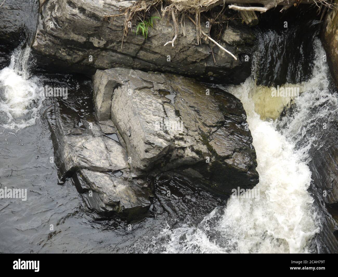 Water rushing over river rocks hi-res stock photography and images - Alamy