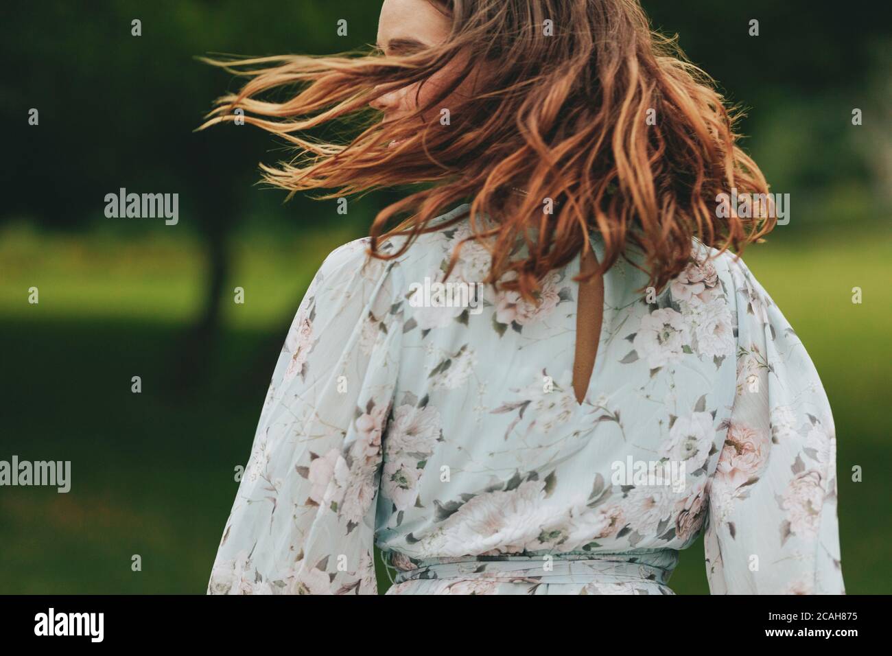 Woman turning around hi-res stock photography and images - Alamy