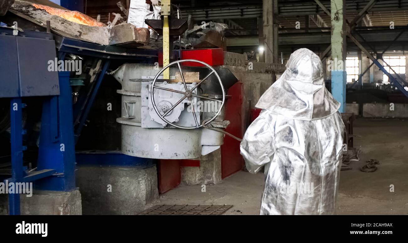 Aluminium casting pouring hi-res stock photography and images - Alamy