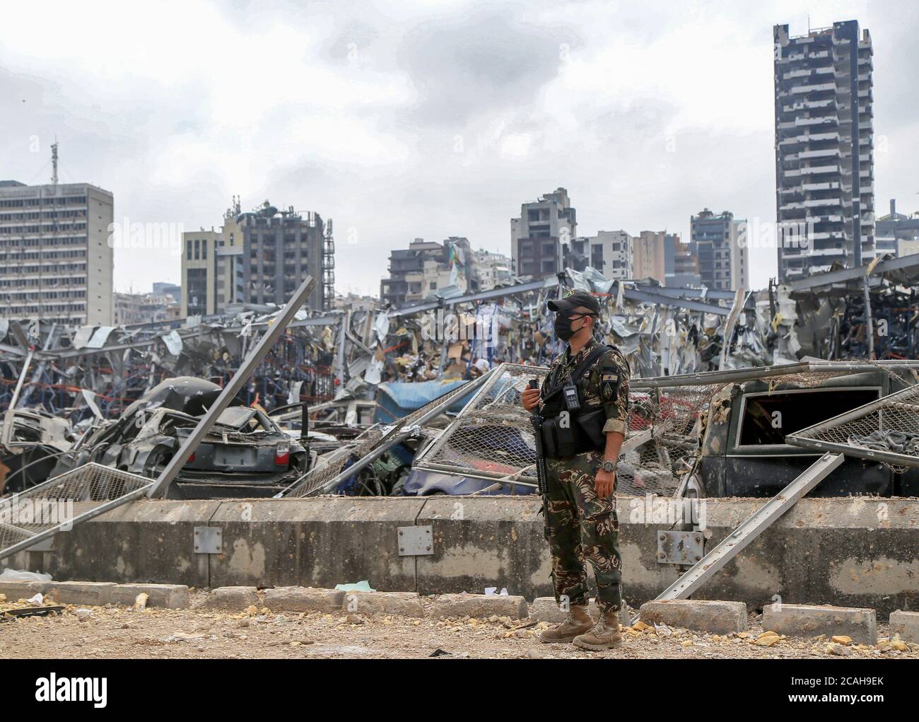 Beirut, Lebanon. 07th Aug, 2020. A Lebanese army soldier secures a ...