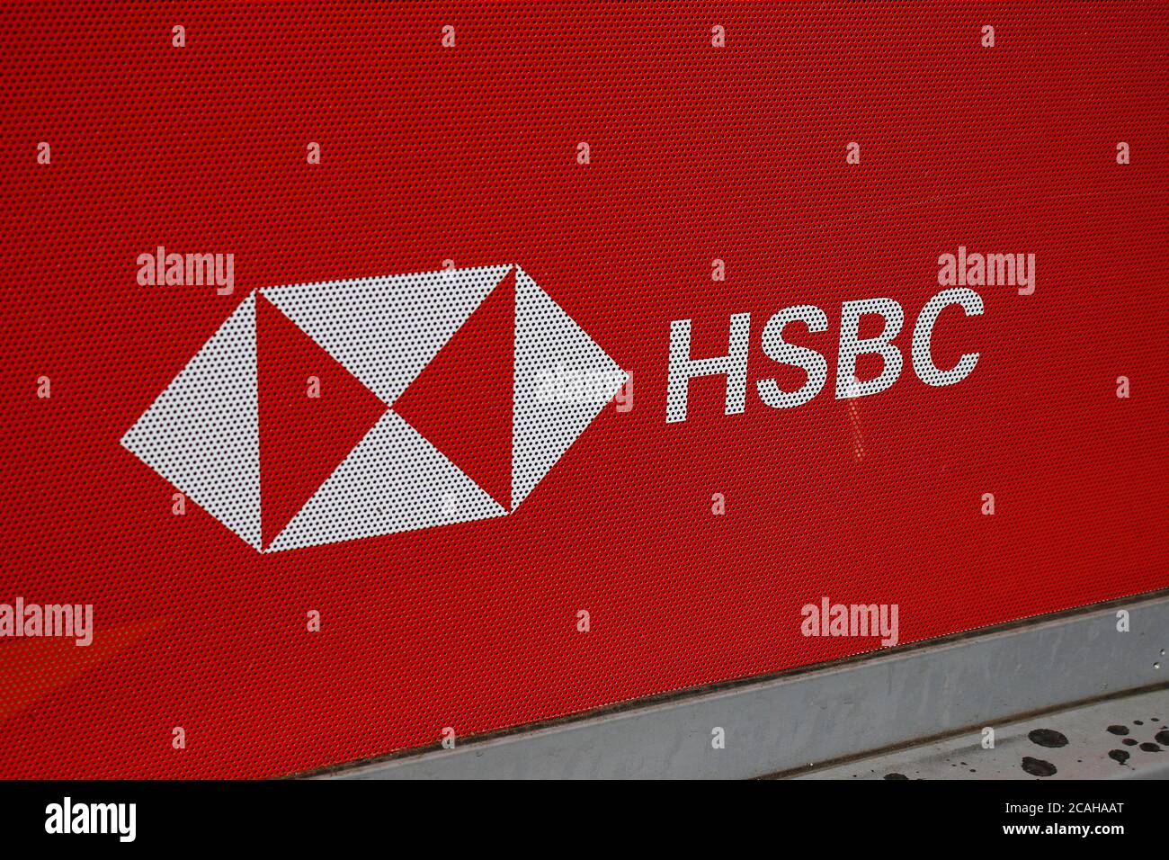 das Logo der Marke/ the logo of the brand "HSBC", Paris, Frankreich ...