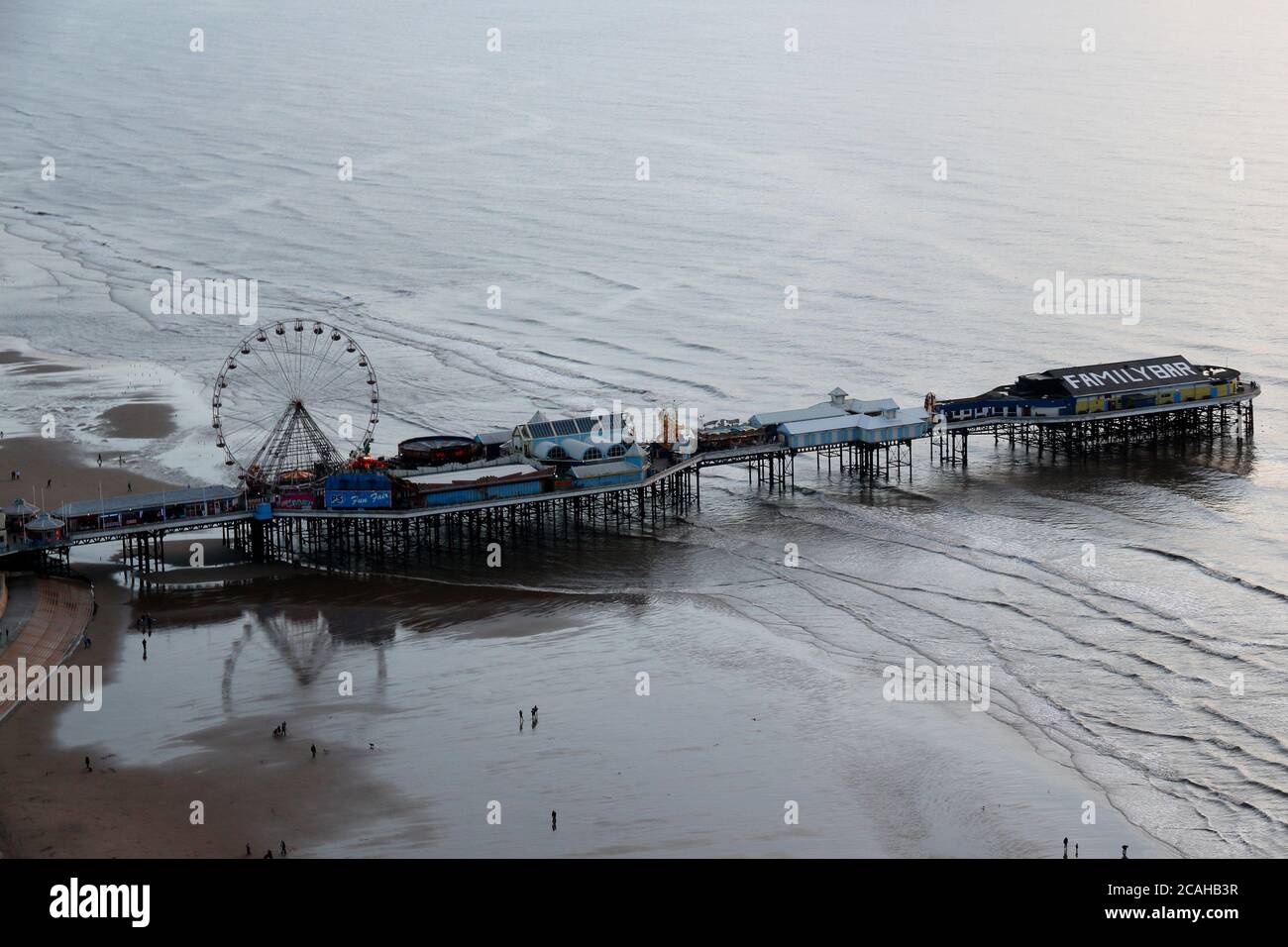 Blackpool pier extending into sea hi-res stock photography and images ...