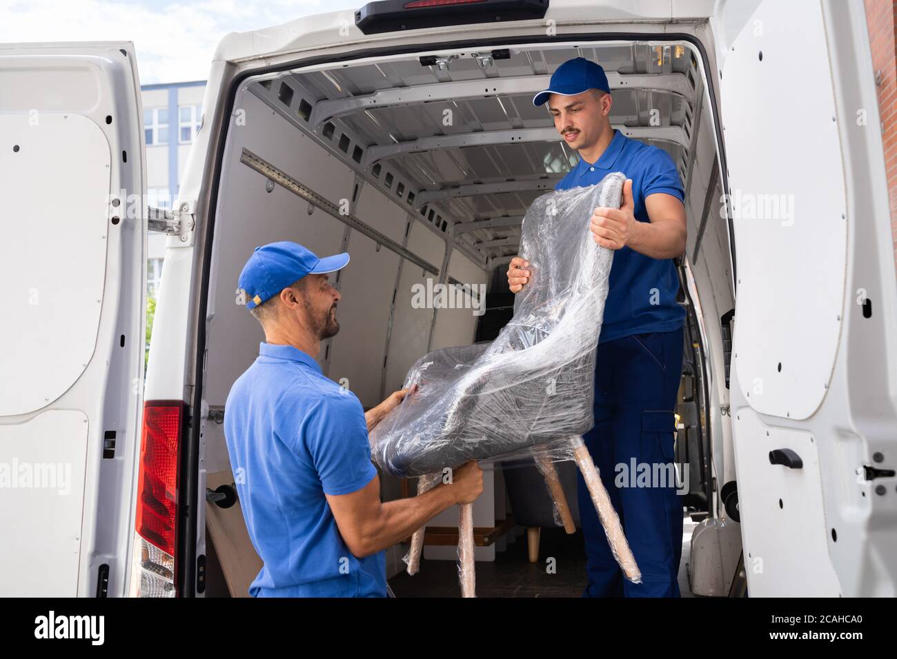 Move house van hi-res stock photography and images - Alamy