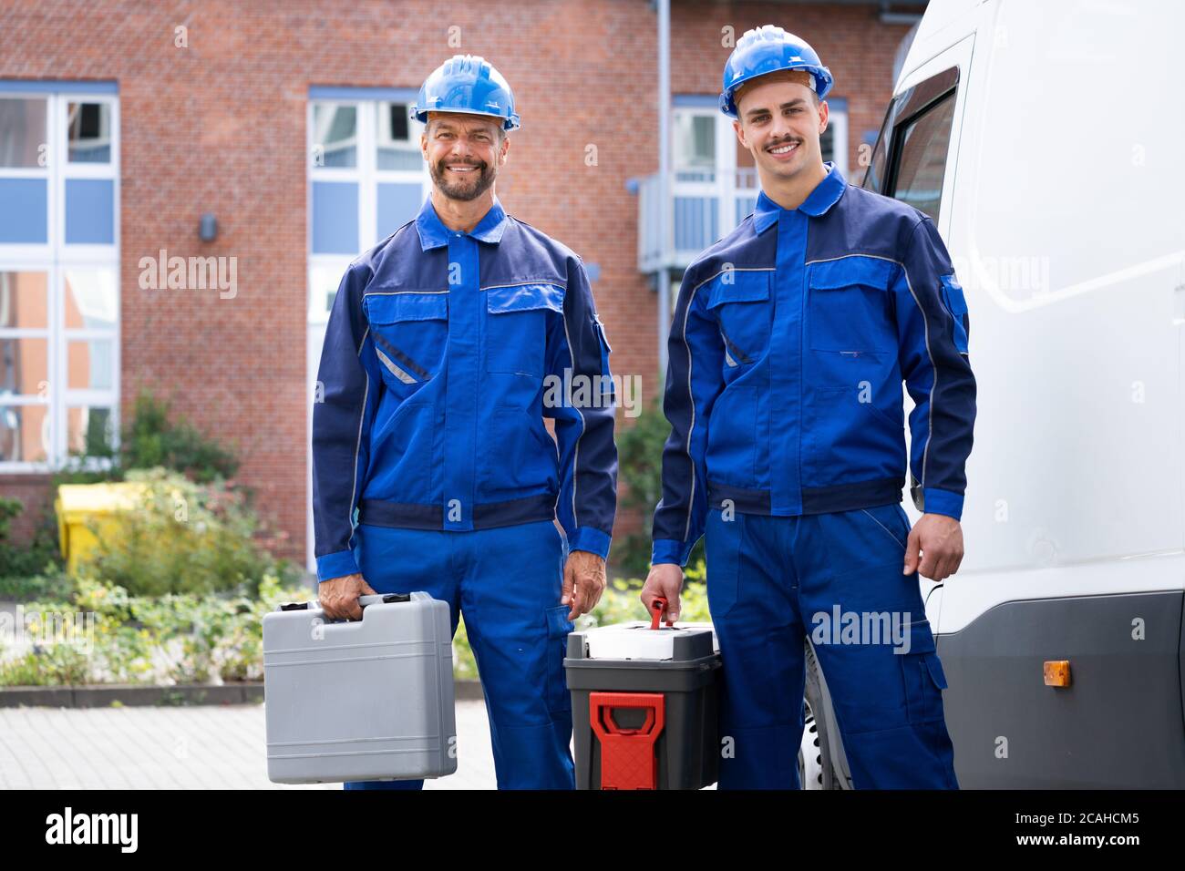 Repair man with toolbox and van hi-res stock photography and images - Alamy