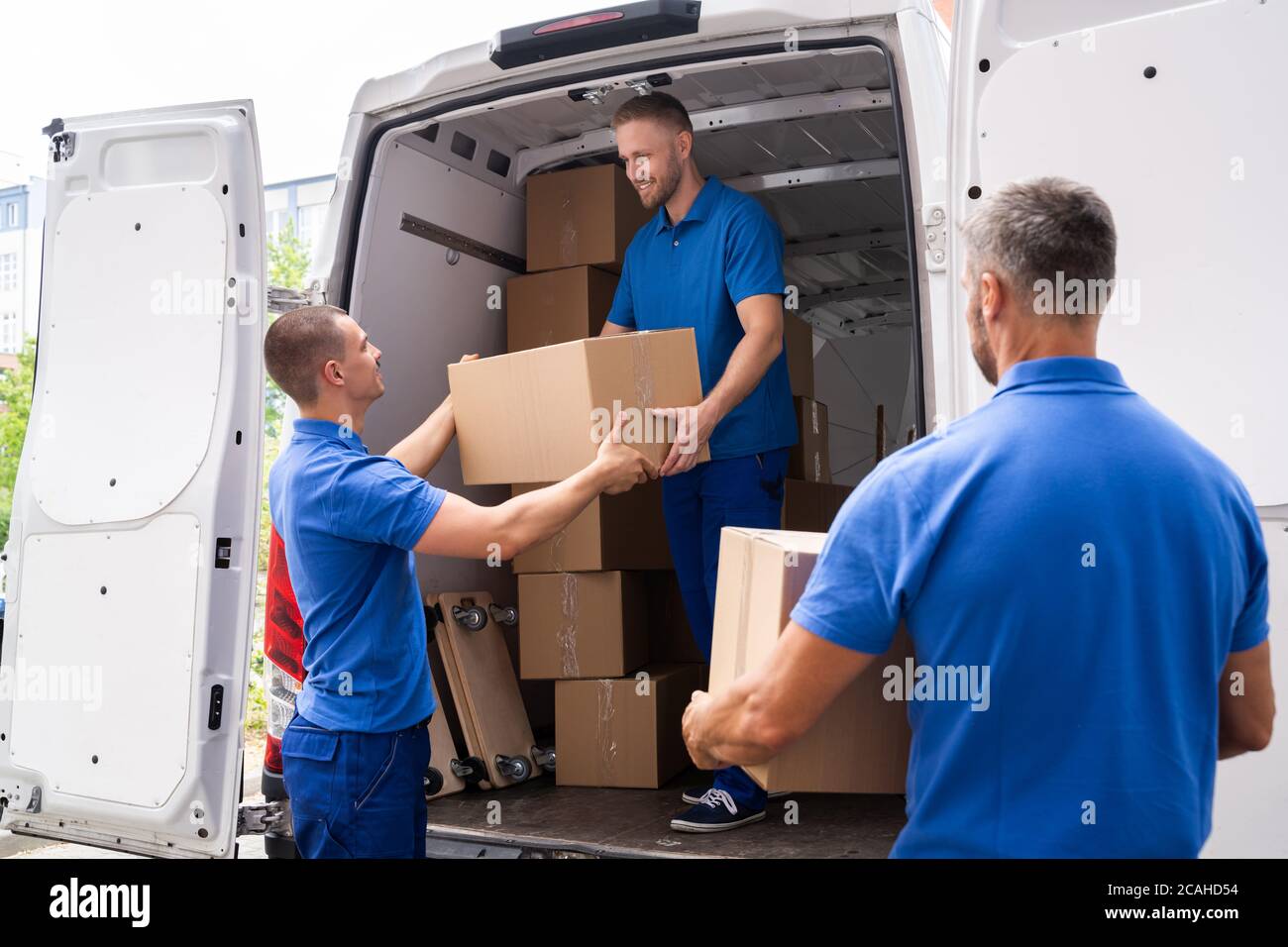 Group of people moving house hi-res stock photography and images - Alamy