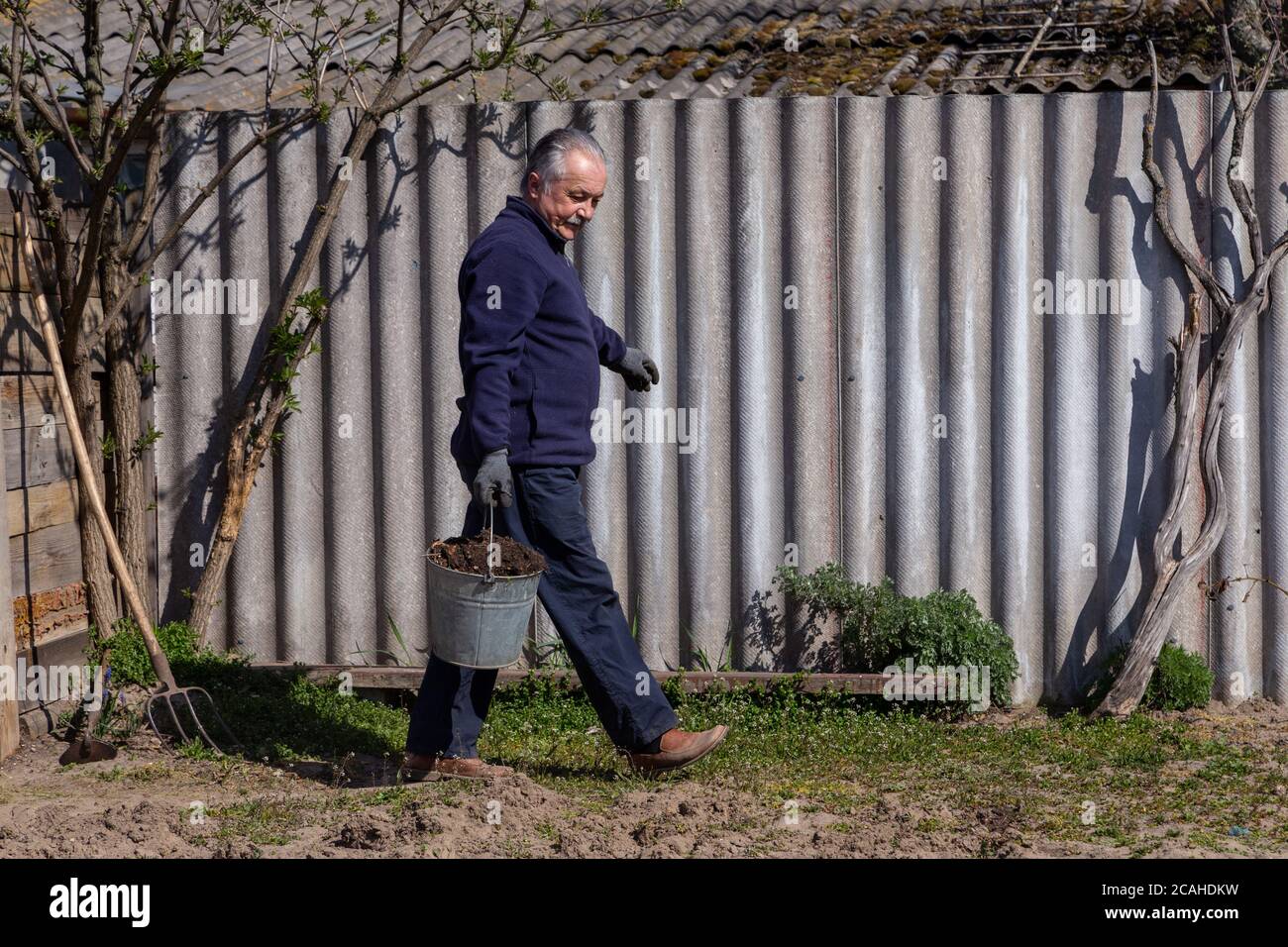 Man holding grass bucket in hand hi-res stock photography and images ...