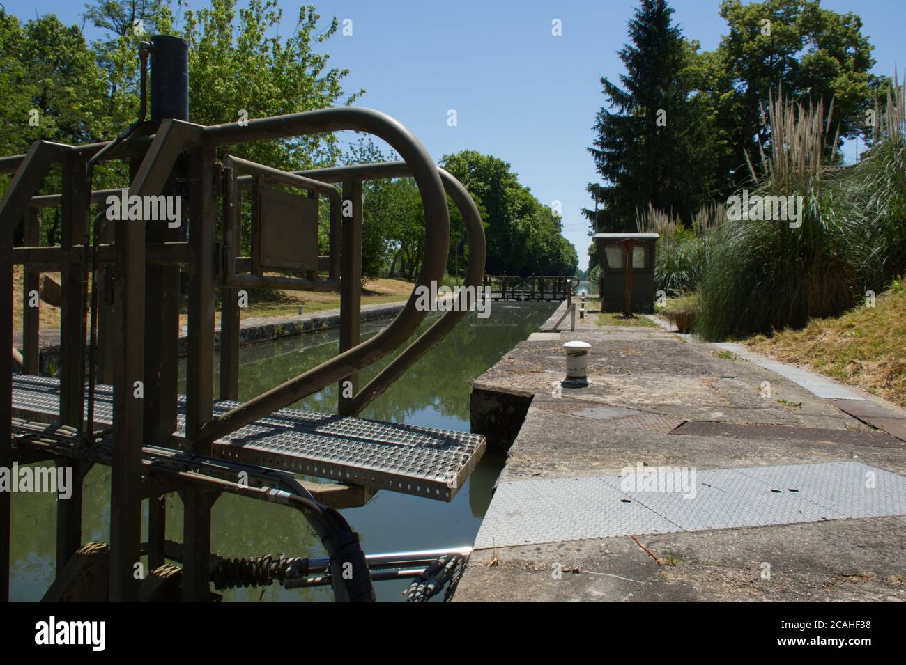 The Canal Lateral de la Garonne at ecluse (lock) 43 de la Gaulette ...