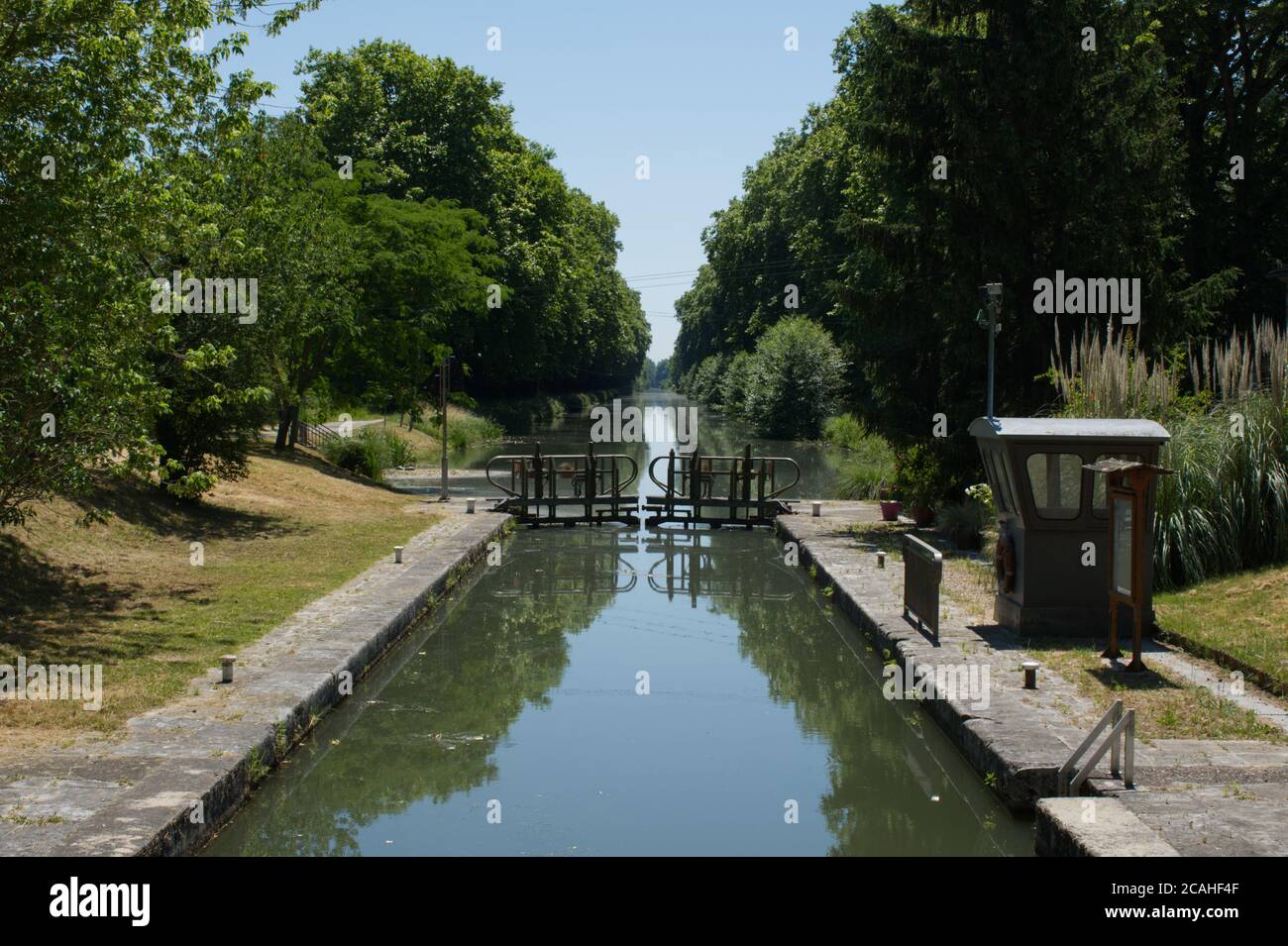 The Canal Lateral de la Garonne at ecluse (lock) 43 de la Gaulette ...