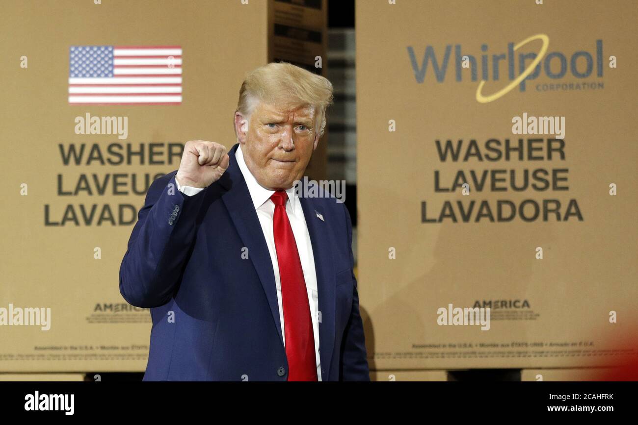 Trump fist pumps hi-res stock photography and images - Alamy