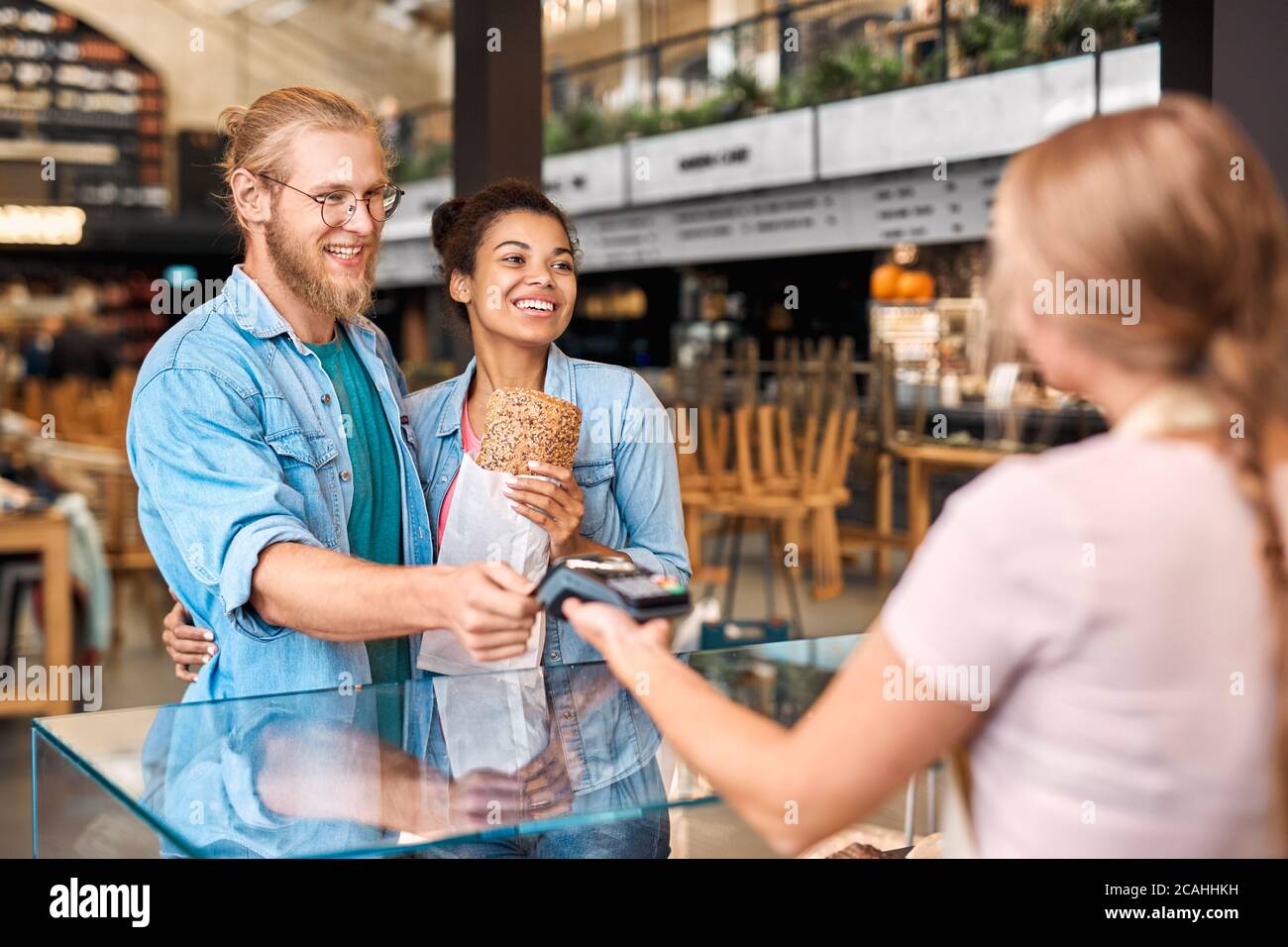 Kitchen store couple ethnic hi-res stock photography and images - Alamy