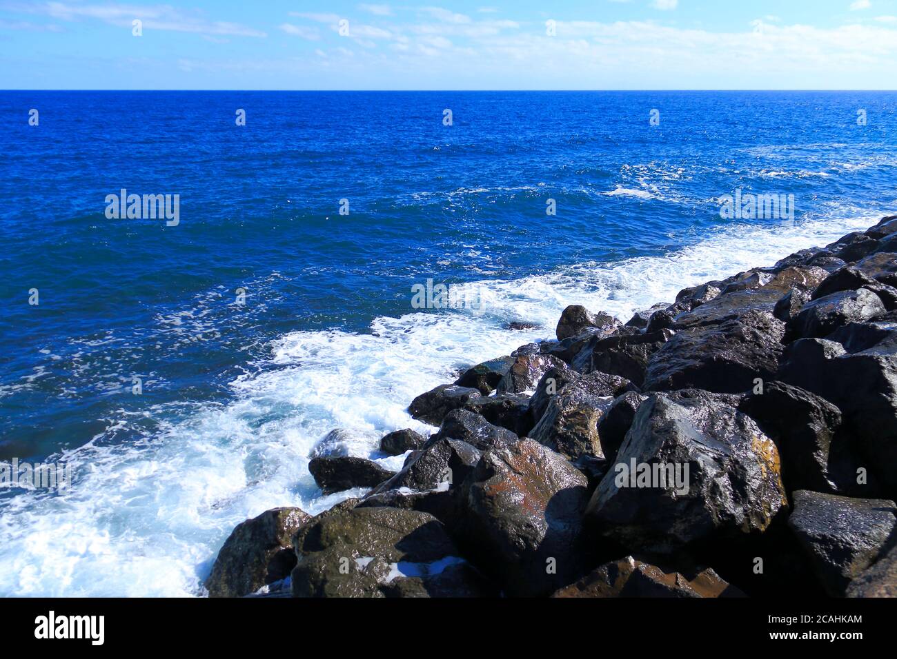 Rocks on sea shore waves hi-res stock photography and images - Alamy