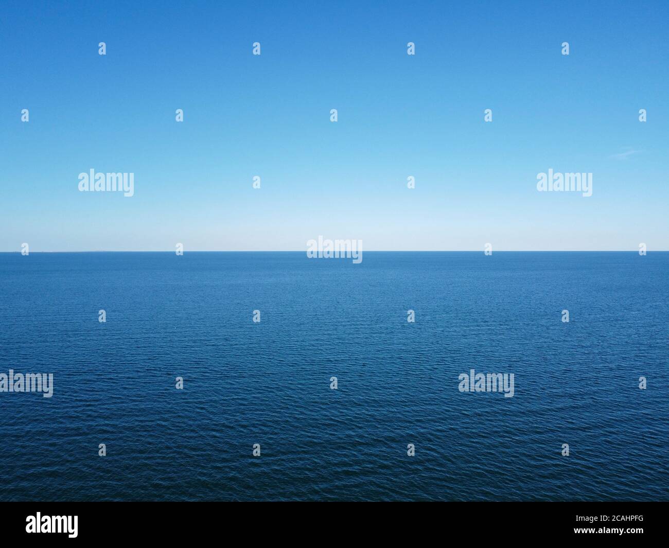 Deep blue ocean in horizon hi-res stock photography and images - Alamy