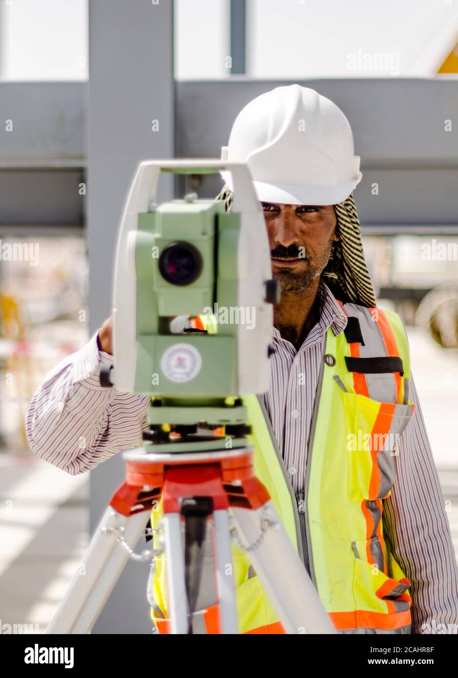 Construction worker using level hi-res stock photography and images - Alamy