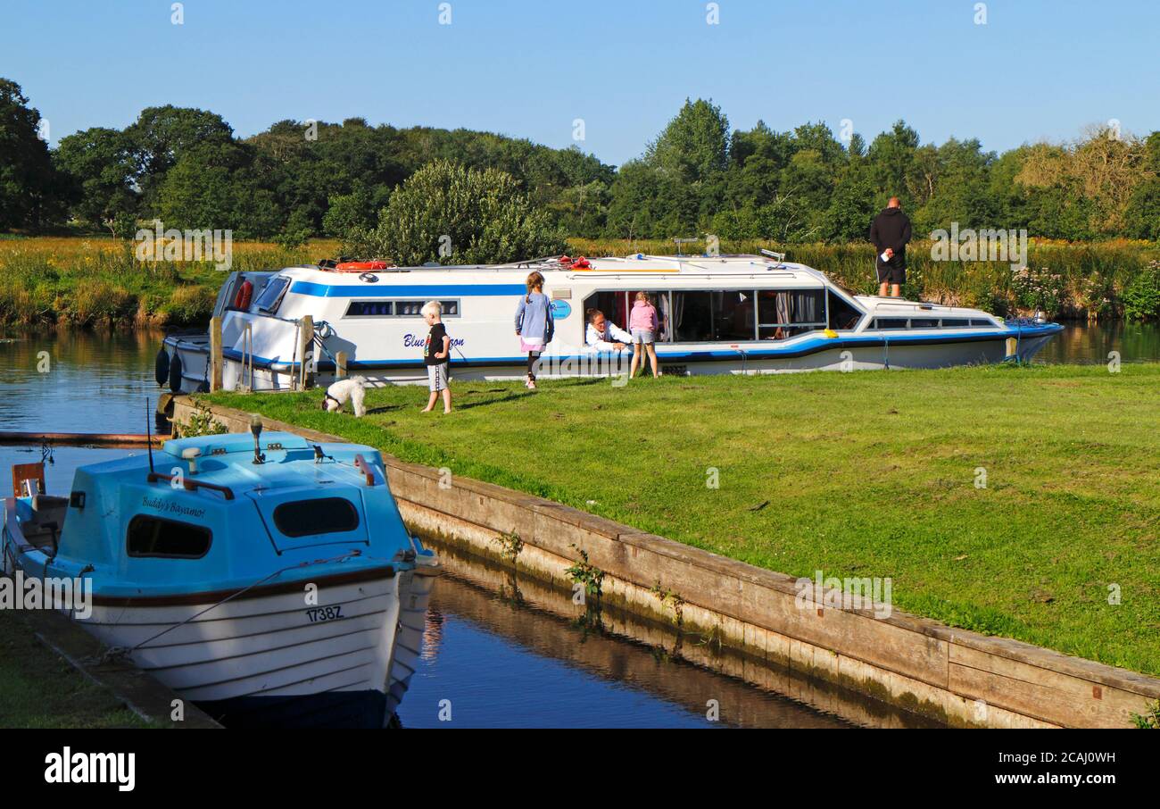 A family with motor cruiser moored at Coltishall Common by the River ...